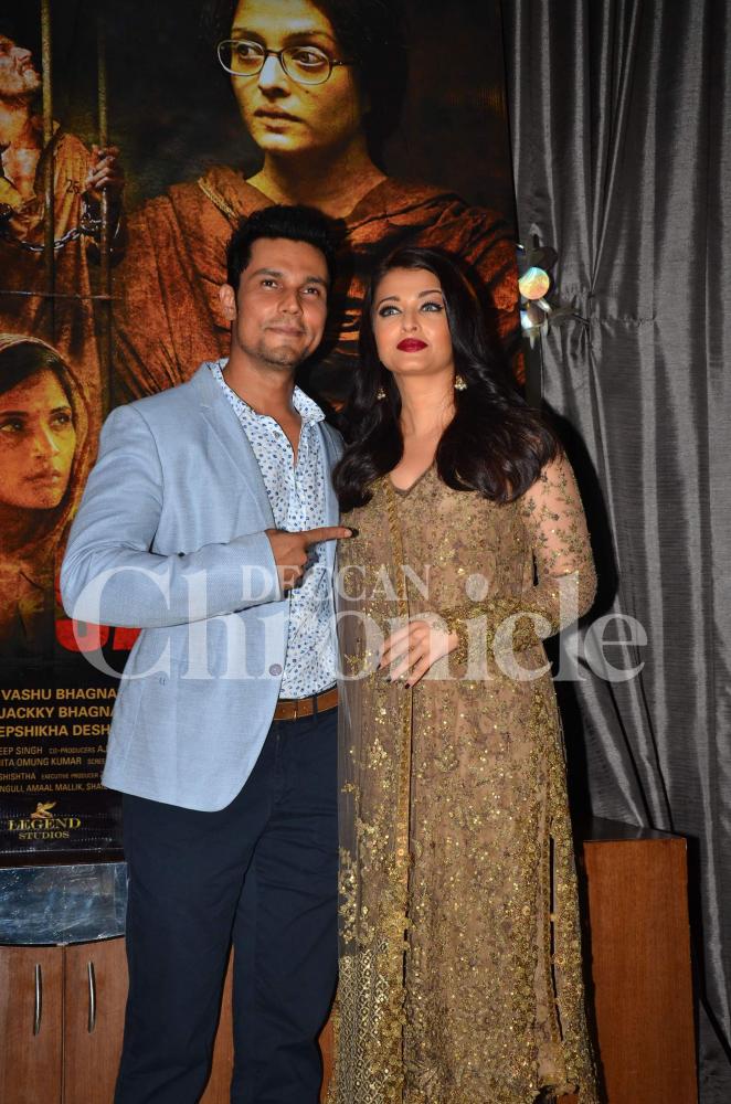 Randeep and Aishwarya celebrate Sarbjit's success with small bash